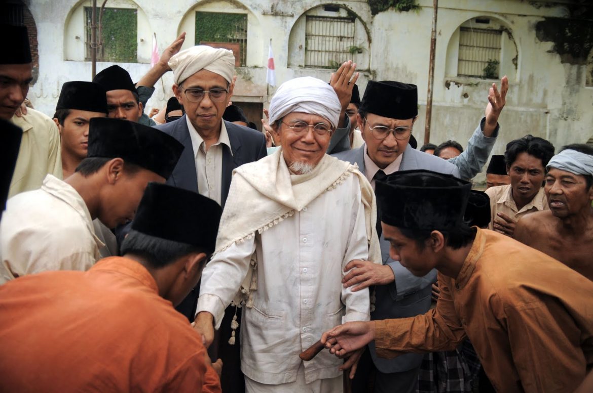 Mencium Tangan Ulama dan Guru - Aswaja NU Center PWNU Jawa Timur